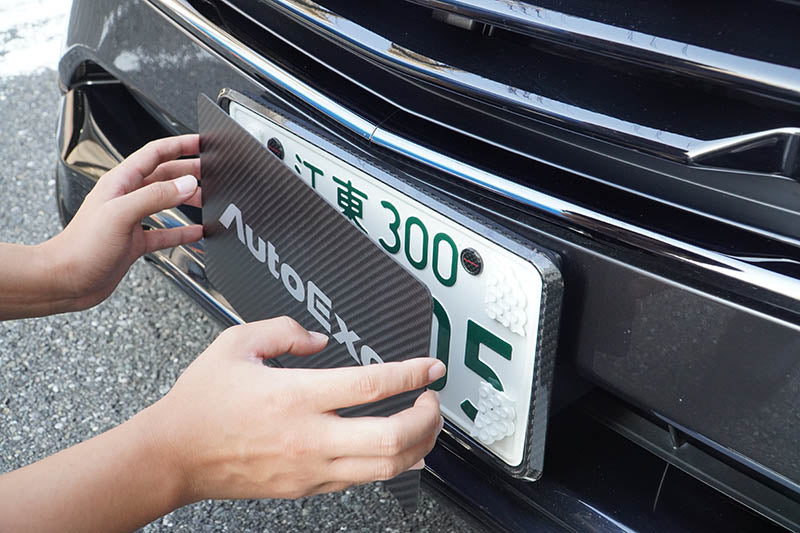 A companion for taking photos of your beloved car! "Carbon license pla